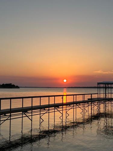 Beautiful lakefront house in private woods, Hawk Cove (updated prices 2025)