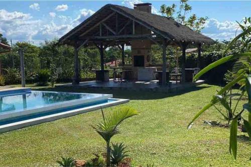 Casa con Piscina, Quincho, Cancha de Futbol/Volley, San Bernardino ...