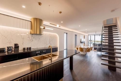 NEW! Dacha on Maggie No#2, Unrivaled Island Luxury, Nelly Bay (updated ...