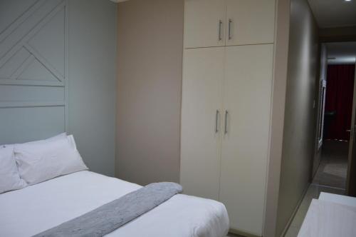 Accommodation Front - Deluxe 6 Sleeper with Rooftop Pool, Durban ...