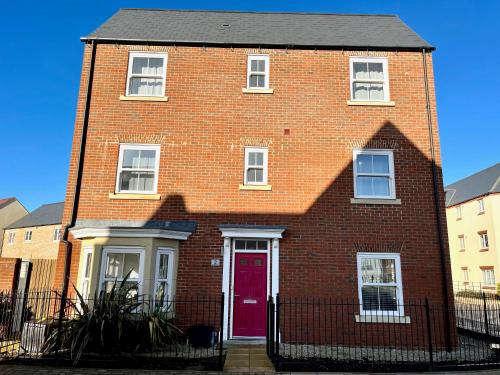Lovely 4 doubled bedroomed townhouse in Bicester near to Bicester ...