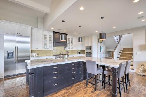 Luxe Sandy Home with Hot Tub 9 Mi to Skiing!, Sandy (updated prices 2024)