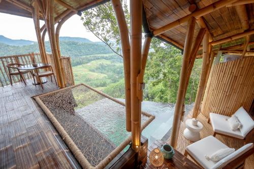 Cliffside Bamboo Treehouse with Pool and View, Bungbungan – Updated ...