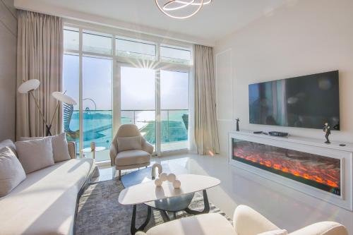 Luxury 3BR & Maids room - Full Sea View - AIN Dubai View - Palm View ...