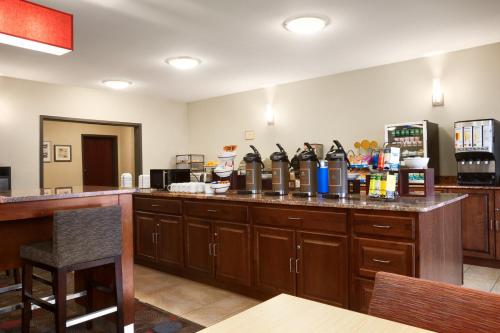 Country Inn & Suites by Radisson, Dearborn, MI, Dearborn – Updated 2022 ...