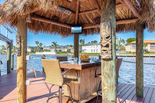 Pool, Gulf Access, Beautiful Views of Bimini Basin, Dock with Tiki Hut ...
