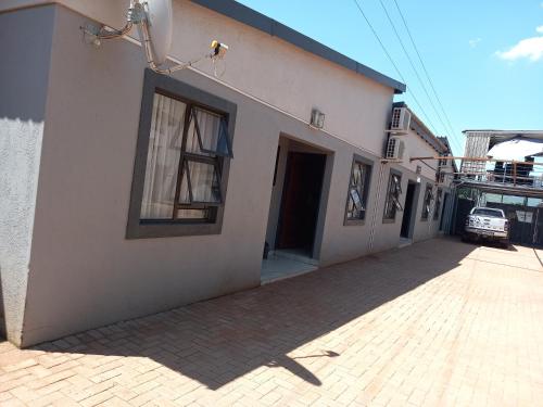 R&R GUEST HOUSE, Lenyenye (updated prices 2024)