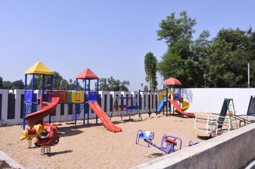 HOTEL GOLDEN PALACE & ROOMS, Hālol (updated prices 2024)