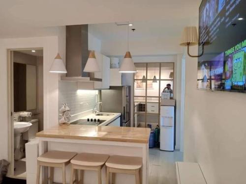 Azure PENThOUSE skyview minimalist unit, Manila (updated prices 2024)