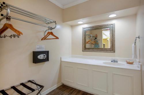 Edgewater Inn - Biloxi Beach, Biloxi – Updated 2023 Prices