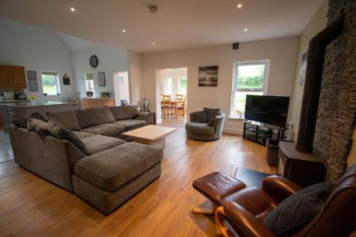 Kilskeery Lodge, modern country house with hot tub, Kilskeery (updated ...