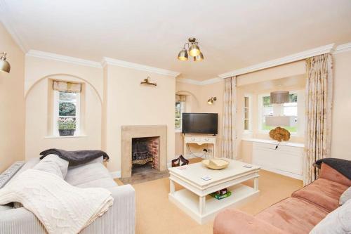 North Lodge - 17th Century Gate Cottage at Hassop Hall, Hassop ...