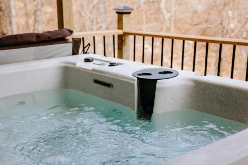 'The Inn & Out'-Entire Townhome in Bella Vista w Hot Tub & Tunnel ...