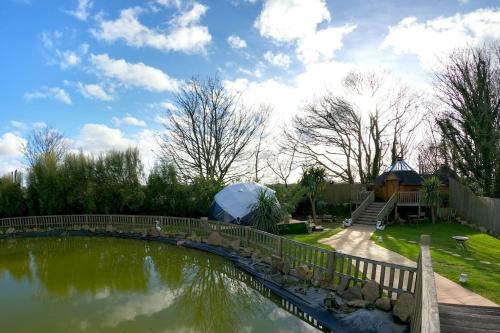 Romantic Treehouse with Hot Tub & BBQ Lodge, Praze an Beeble – Updated ...