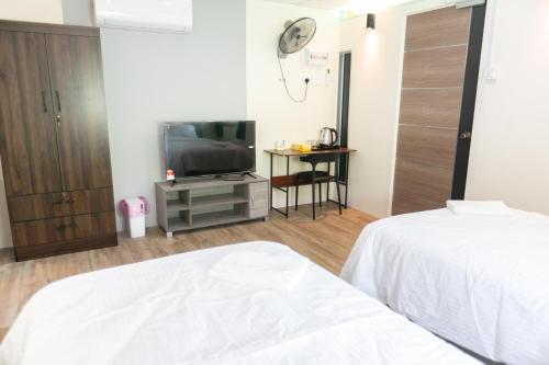 Razo Mini Cabin House w/Bathroom 2pax BBQ, Butterworth (updated prices ...