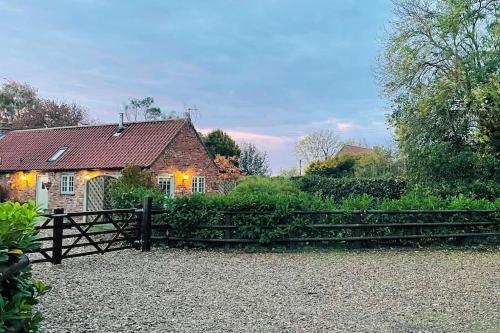 Primrose Holiday Cottage, Dog Friendly, Hot Tub, Winestead, East ...