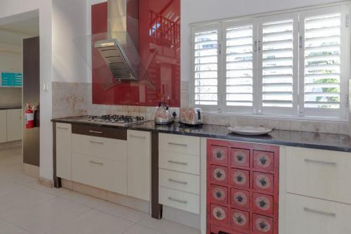 The Al Marjan, Skoenmakerskop (updated prices 2024)