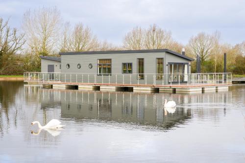 Berth 6 on Upton Lake, Upton-upon-Severn Home on Water, Upton upon ...