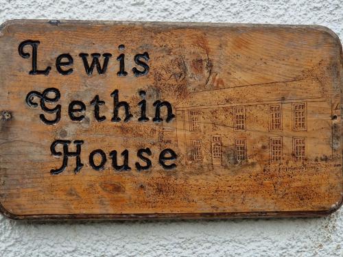 Lewis Gethin House, Newly renovated cottage sleeps 9, close to bike ...