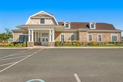 15 Bennett Point - 4-Bedroom Townhome Close to Beach & Beautiful Pool ...