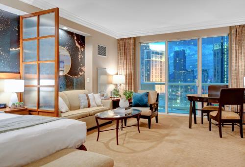 Balcony Full Strip View Suite MGM Signature FREE VALET, Las Vegas (updated prices 2024)