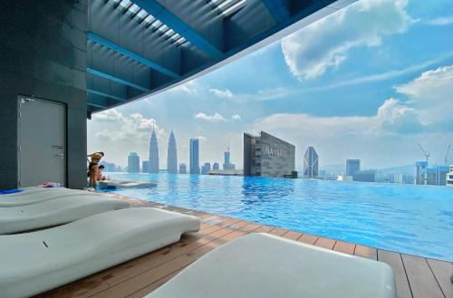 Amazing KLCC SKY view infinity pool Eaton Residences Suites, Kuala ...