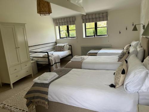 The Barn House - Swimming Pond,Jacuzzi,Chicks!, Battle (updated prices ...