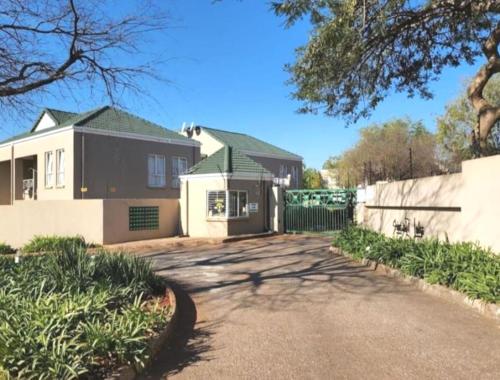 Fully Furnished 3 bedroom apartment rental, Roodepoort (updated prices ...