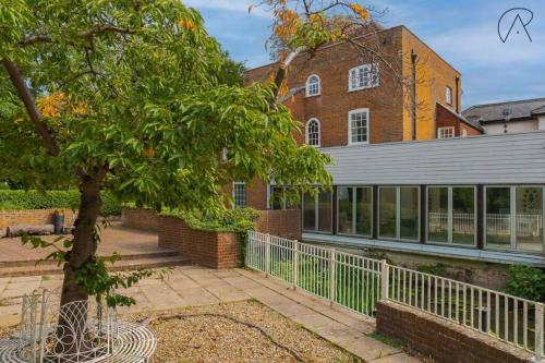 The Old Mill House, Windsor Riverside Hidden Gem!, Windsor – Updated ...