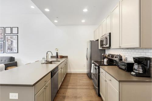 Roami at Bourbon Place, New Orleans (updated prices 2025)