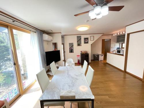 北軽井沢おもちゃ王国車5分 1棟貸切 107平米3LDK 雨もbbq可能 小学生無料（北軽井沢）：（最新料金：2024年）