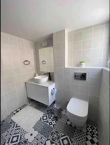 2 bedroom apt in Ermou 4 minute walk beach, Larnaca (updated prices 2026)