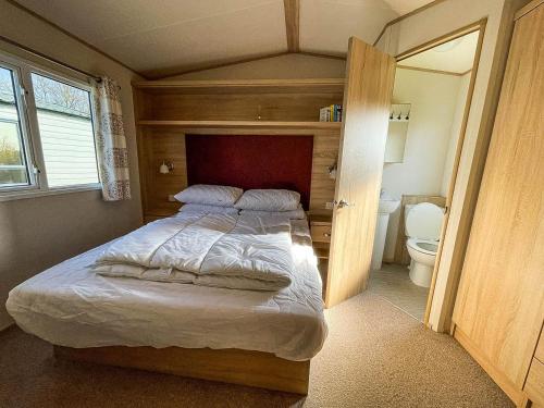 6 Berth Caravan At California Cliffs With Decking In Scratby Ref ...