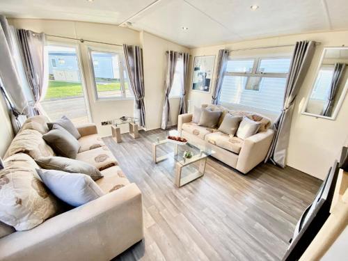 Modern 6 Berth Caravan At Highfield Grange Near Clacton-on-sea Ref ...