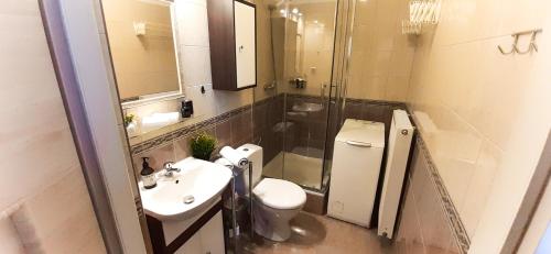 Rondo ONZ Metro, Krochmalna 32 Street, Warsaw (updated prices 2024)