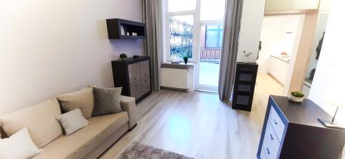 Rondo ONZ Metro, Krochmalna 32 Street, Warsaw (updated prices 2024)