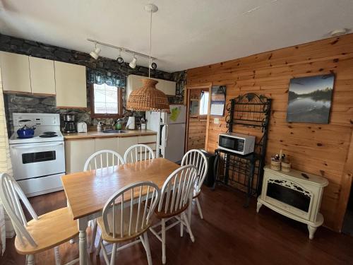 The “Loon” waterfront Muskoka cottage, Utterson (updated prices 2026)