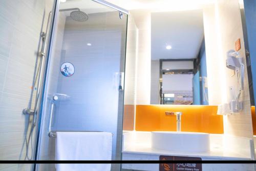 7 Days Premium - Kunming South High Speed Railway Station University ...