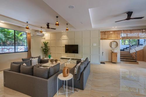 SaffronStays RiverFront Manor, 5-BDR pool villa by Pej River, Karjat ...