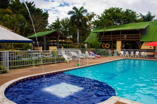 ECO HOTEL BOUTIQUE en Ecoparque Chinauta, PISCINA, GRANJA, JUEGOS, Los ...