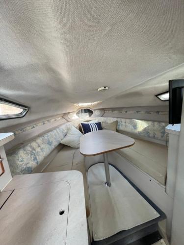 Yate Eos, Badalona (updated prices 2024)