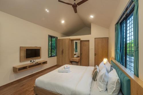 SaffronStays RiverFront Manor, 5-BDR pool villa by Pej River, Karjat ...