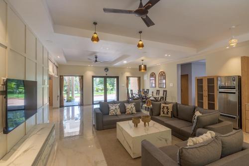 SaffronStays RiverFront Manor, 5-BDR pool villa by Pej River, Karjat ...