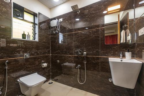 SaffronStays RiverFront Manor, 5-BDR pool villa by Pej River, Karjat ...