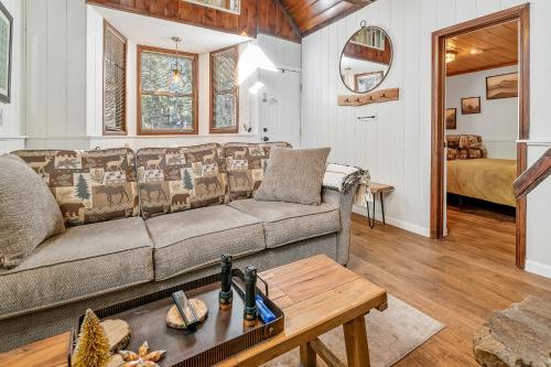 The Vintage Bear Cabin - wonderful, well appointed cabin with a native ...
