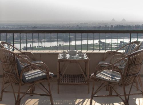 Cairo, Pyramids and Nile River View Luxury Apartment, Maadi Corniche ...