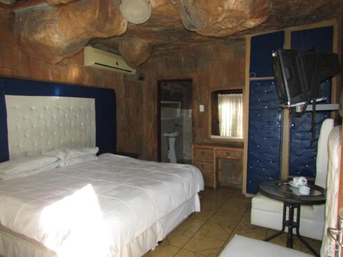 African Cave Lodge close to Dinokeng in Hammanskraal, Babelegi ...