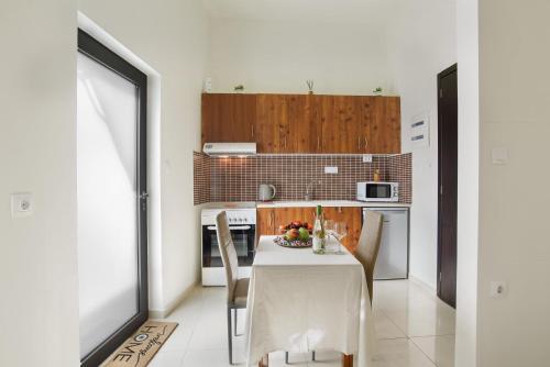 Helios studio next to the sea BY APOKORONAS-VILLAS, Kalyves (updated ...