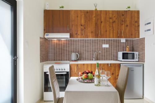 Helios studio next to the sea BY APOKORONAS-VILLAS, Kalyves (updated ...