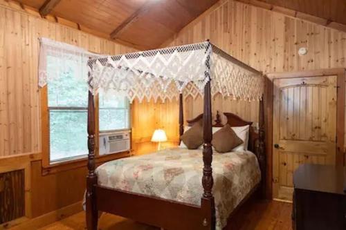 Cozy Cabin: River View with Hot Tub, Dahlonega (updated prices 2024)